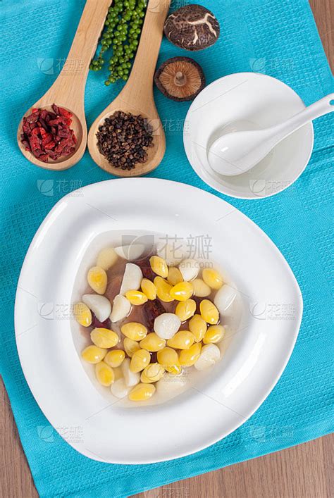 甜白果和芋头在糖浆甜点菜单