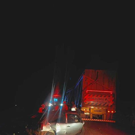 Batida Entre Carro E Carreta Deixa Uma Pessoa Morta Em Minas