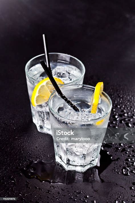 얼음 조각과 레몬 조각이 있는 신선한 차가운 탄산수 2 잔 0명에 대한 스톡 사진 및 기타 이미지 0명 가득 찬 각얼음