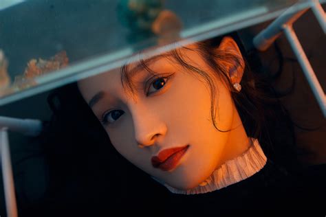 陆妍淇复古大片释出 明眸似水彰显神秘浪漫 眼界，放眼世界