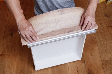 キッチン扉をリメイク 傷んだキッチンのパネルを素敵なシートで変身 Diycity