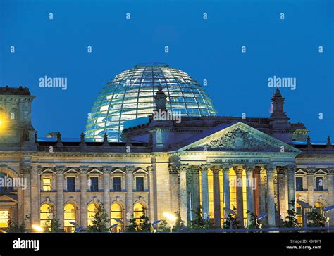 Kuppel des reichstags in der nacht Fotos und Bildmaterial in hoher Auflösung Alamy