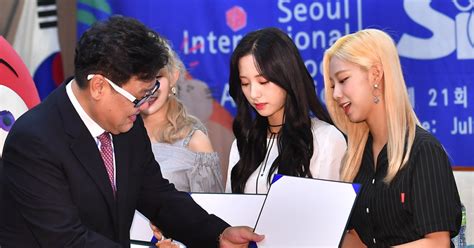 포토엔hd 우주소녀 여름 공손히 받는 홍보대사 위촉장