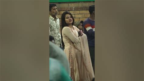 ম্যাচ শেষে পছন্দের ক্রিকেটারকে দেখার জন্য ভিড়ের মাঝে দাঁড়িয়ে আছে সুন্দরী এই রমণী। Youtube