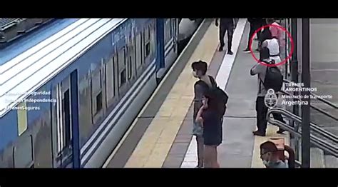 Una Mujer Se Desmayó Y Cayó Debajo De Una Formación De Tren Se Salvó