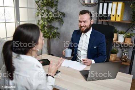 남성과 여성 기업가의 비즈니스 미팅 중에 표시되는 성공 2명에 대한 스톡 사진 및 기타 이미지 2명 검사 보기 귀여운 Istock