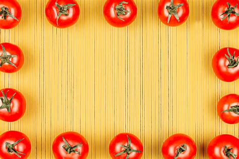 재료 이탈리아 파스타 최고 뷰체리 토마토 바 질 빈 복사본 공간 장식 프레임 배경으로 노란 표면 스파게티에 치즈 건강한 생활방식에 대한 스톡 사진 및 기타 이미지 Istock