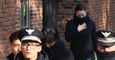 영장실질심사 받는 박근혜 자택 찾은 미용자매