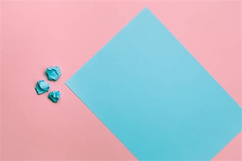 2 음색 분홍색 및 파랑 색상 종이 배경과 구겨진된 종이 공 텍스트와 디자인을 작성 하기 위한 빈 빈 0명에 대한 스톡 사진 및 기타 이미지 Istock