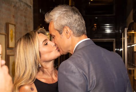 De vestido fendado Flávia Alessandra beija Otaviano Costa em evento