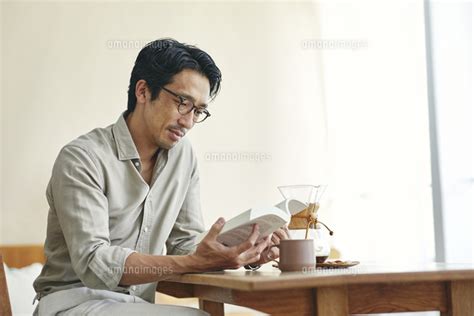 本を読む男性の写真素材 Fyi07838101 ストックフォトの Qlean Market