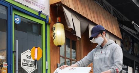 주행중 조심하세요 신호 지키고 계단 오른 커피 배달 로봇