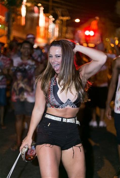EGO Viviane Araújo usa shortinho e exibe as pernas em ensaio de rua