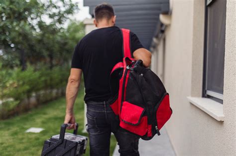 전문 전기 기술자의 뒷모습이 히트 펌프를 설치하기 위해 도착합니다 35 39세에 대한 스톡 사진 및 기타 이미지 35 39세 가정 난방 가정 생활 Istock