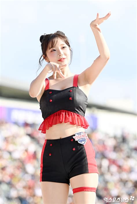 `경기장의 꽃` 치어리더 열전 이주은 치어리더 `인형 비주얼에 시선 고정` 엑`s Hd포토 Zum 뉴스