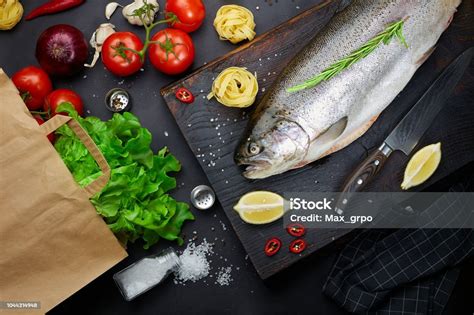 재료건강 식품 다이어트 또는 요리 개념으로 물고기 다크 빈티지 텍스처에 전체 원시 물고기입니다 음식 배경 평면도 평면 위치