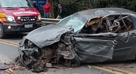 Acidente Entre Carro E Dois Caminhões Deixa Uma Pessoa Ferida Na Serra