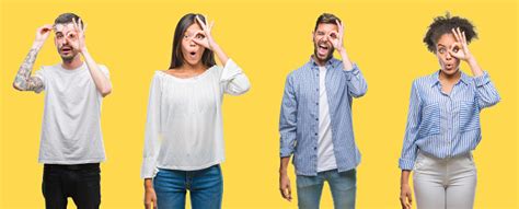 그룹 사람 여자와 남자의 콜라주를 통해 화려한 노란색 고립 된 배경이 놀란 얼굴 손가락을 통해 보고 충격을 확인 제스처를 수행