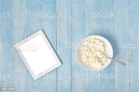 건강 한 아침 식사 개념입니다 빈 화면이 및 파란 배경에 나무 상위 뷰 코 티 지 치즈의 태블릿 0명에 대한 스톡 사진 및 기타