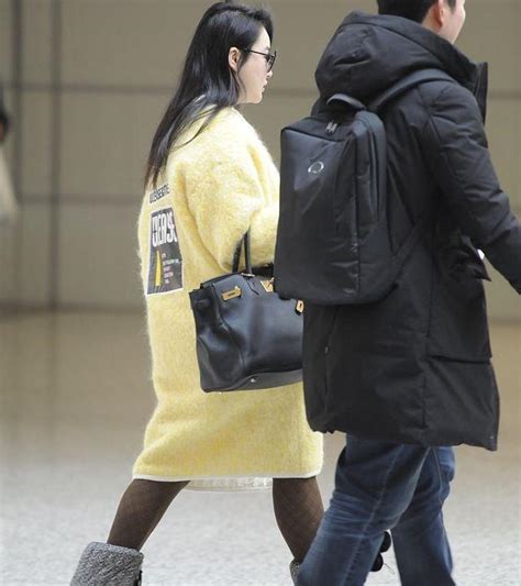 辣眼睛前央視主持冉瑩穎黑絲配熊掌造型雷人 鄒市明改變她 每日頭條