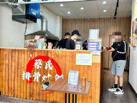 高雄超人氣炒飯專賣店「蔡氏排骨炒飯」來這必點招牌蔡氏香滷排骨炒飯！