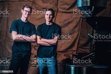 창고 공장에서 커피 로스팅 머신을 들고 서있는 백인 청년 두 명의 초상화 커피 로스터에 대한 스톡 사진 및 기타 이미지 커피 로스터 커피 마실 것 16 17 살