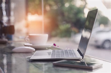 빈과 아무도입니다 커피 컵과 커피가 게에 나무 테이블에 스마트폰 컴퓨터 노트북 노트북 작업 개념입니다 개념에 대한 스톡 사진 및 기타 이미지 Istock