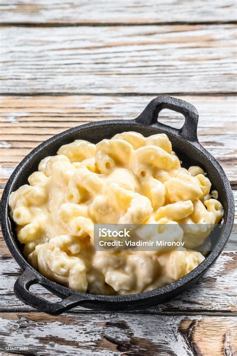 맥과 치즈 치즈 소스에 미국식 마카로니 파스타 흰색 나무 배경입니다 맨 위 보기 0명에 대한 스톡 사진 및 기타 이미지 0명 Comfort Food 건강한 식생활