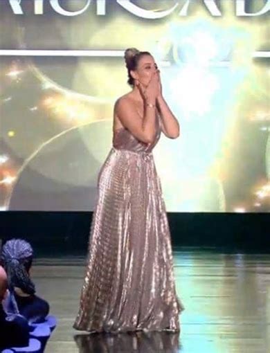 شرطةالموضة منة شلبي بفستان ميتاليك في ميوركس دور سعره يتجاوز 260