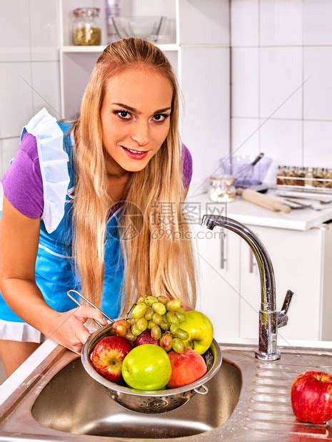 妇女在厨房家的水果和蔬菜洗涤女孩在漏勺水槽里倒水高清图片下载 正版图片507361626 摄图网