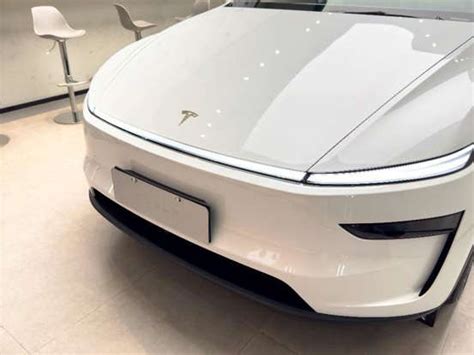 江苏扬州：特斯拉焕新版model Y到店 升级明显订单火爆