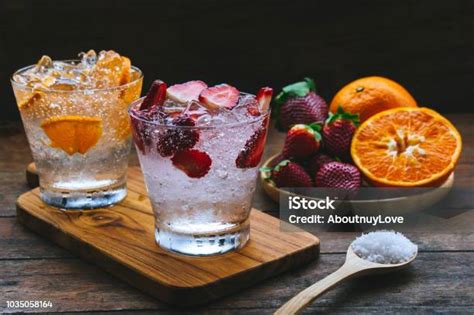 달콤한 과일 음료 딸기 소 다와 오렌지 소 다 차가운 음료 비타민 과일 나무 테이블에 맛 있는 음료 감귤류 과일에 대한 스톡