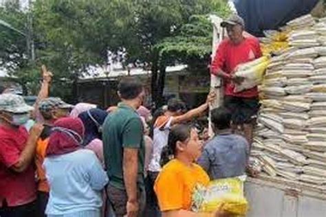 Warga Ngawi Berburu Operasi Pasar Di Tengah Kenaikan Harga Beras