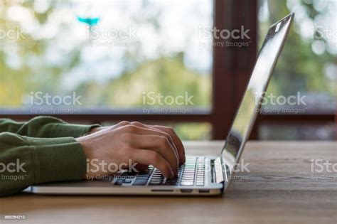 나무 테이블에 창 앞 노트북에 입력 기업 재무와 산업에 대한 스톡 사진 및 기타 이미지 기업 재무와 산업 노트북 단추
