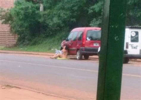 Mujer “loca De Amor” Se Desnuda En La Calle Para Que Novio No La Deje
