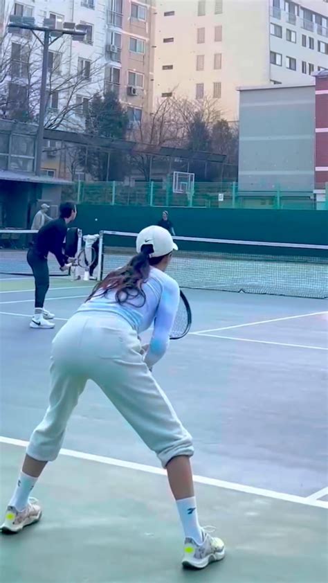 올바른 테이크백을 위해 왼손에 라켓을 하나 더 쥐고 오른손 팔꿈치 뒤로 갖다댄뒤 발리연습을 해보자 턴도 자연스럽게 될 뿐더러