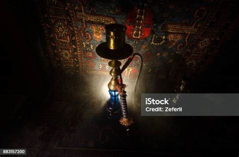Shisha에 물 담 뱃 대 뜨거운 불길 검은 백그라운드와 그릇 세련 된 동양 동아입니다 Shisha 개념입니다 공간 복사 0
