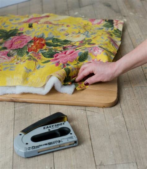 Relooking De Meuble Comment Peindre Et Tapisser Une Chaise En Bois Femme Actuelle Le MAG