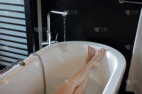 女人正在洗澡近距离