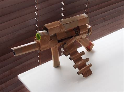 段ボール工作で「マシンガン」 Tockhouse