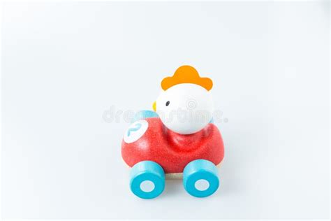 Carro De Madeira Do Brinquedo No Fundo Branco Foto De Stock Imagem De