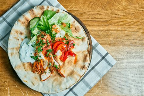 나무 배경에 요구르트 닭고기 오이 토마토와 그리스 자이로 길거리 음식 0명에 대한 스톡 사진 및 기타 이미지 0명 고기