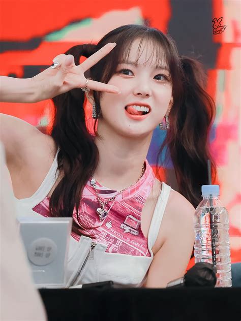 맨날 내가 여친 초창기 시절 썰들을 전래동화 얘기하듯이 풀다가 스테이씨 초창기 입덕한 사람한테 옛날얘기 들으니까 재밌네