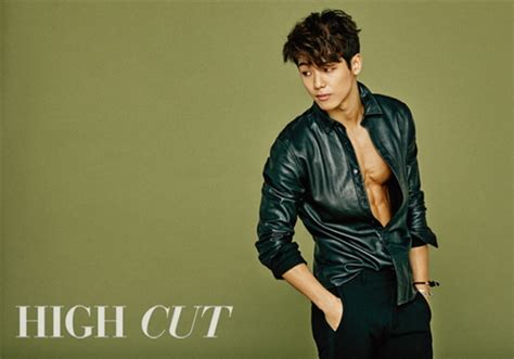 Cnblue 姜敏赫拍攝雜誌 娃娃臉男孩秀出超猛大塊肌！ Juksy 街星