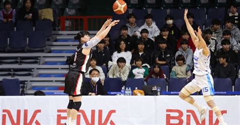 이소희 26점김소니아 더블더블 Bnk 4쿼터 2점에 그친 우리은행에 69 50 완승