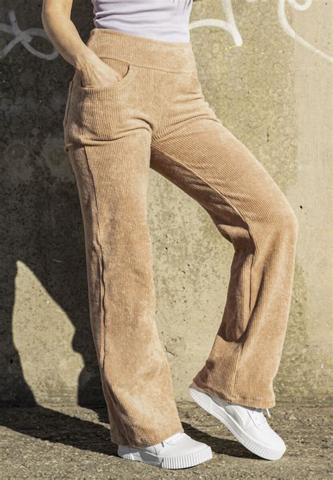 Suoralahkeiset Beiget Samettihousut Velvet Wide Pants Arkeen Ja Vapaa
