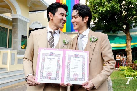 Thairath พอร์ช อาร์ม จดทะเบียนสมรสเท่าเทียมเป็นคู่แรก ที่ สำนักงานเขต