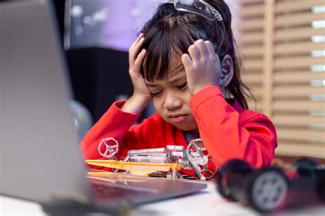 아시아 학생들은 집에서 Stem Steam 수학 공학 과학 기술 컴퓨터 코드 아이들을위한 로봇 공학 개념의 로봇 자동차 및 전자