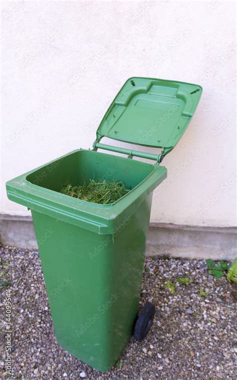 Grüner Abfall Müllcontainer Stock Foto Adobe Stock
