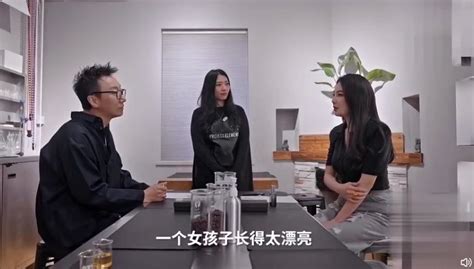 36岁张雨绮晒性感自拍玩网络热梗，穿黄色吊带装秀身材：她们说我一直都是一个自拍姿势，尊嘟假嘟 360娱乐，你开心就好